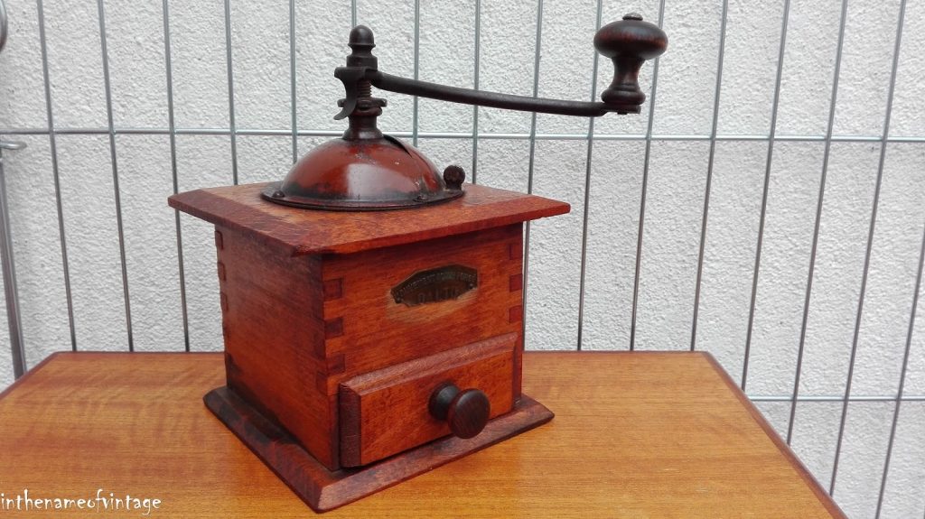MOLINILLO CAFÉ MADERA ANTIGUO DALTO FRANCIA – InTheNameOfVintage