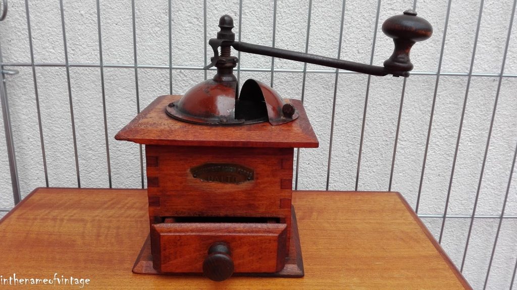 MOLINILLO CAFÉ MADERA ANTIGUO DALTO FRANCIA – InTheNameOfVintage